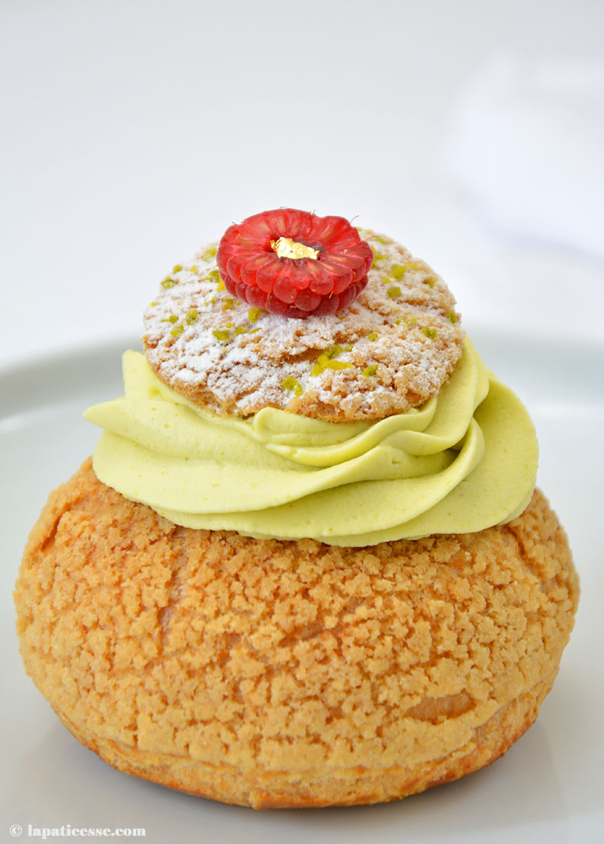 Pistazien-Windbeutel mit Himbeer-Herz »Choux pistache au cœur framboise ...